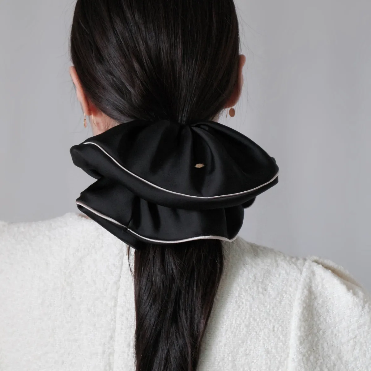 BLACK SILKY FLOW SCRUNCHIE - 감도 깊은 취향 셀렉트샵 29CM
