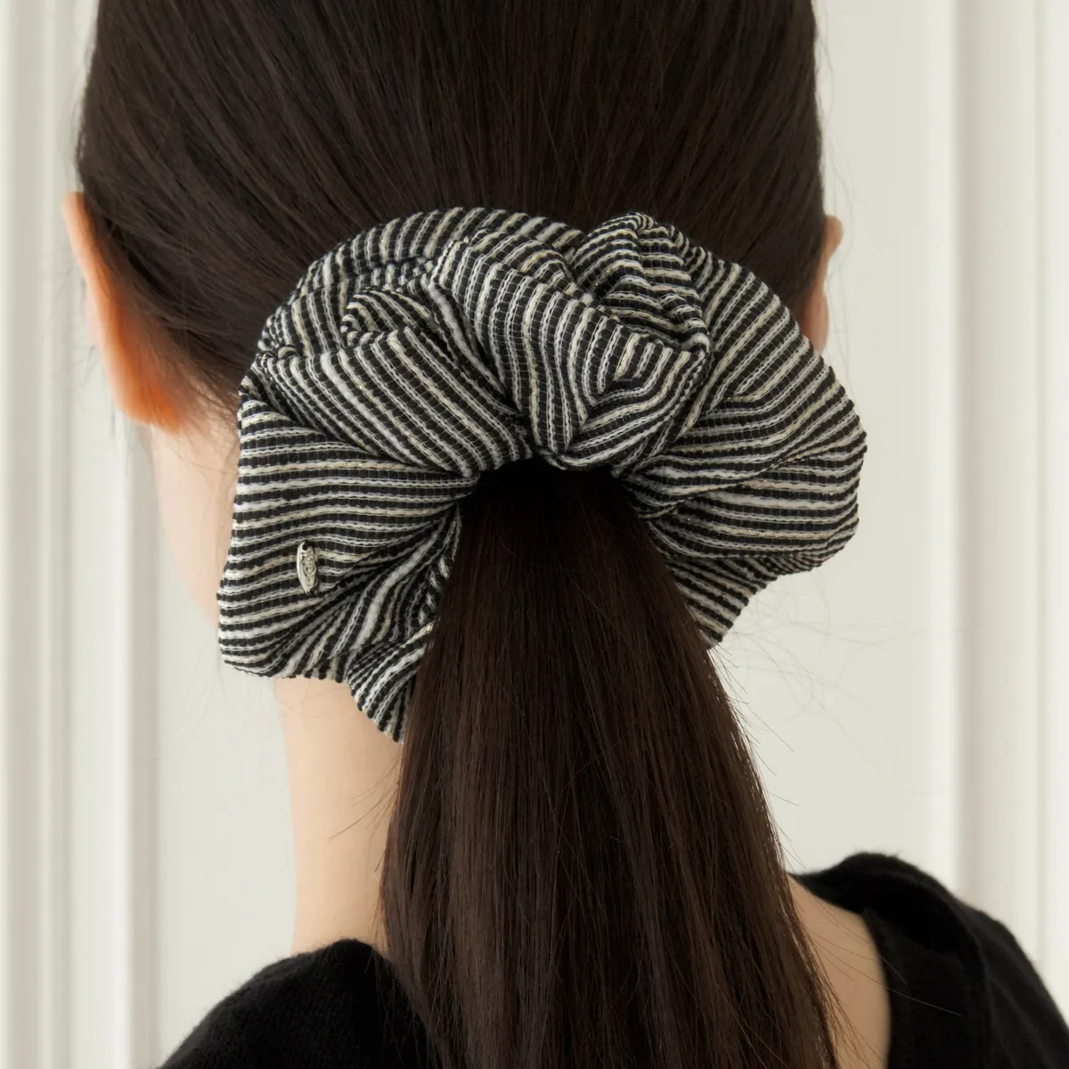 GOLD LINE STRIPE SCRUNCHIE (2COLOR) - 감도 깊은 취향 셀렉트샵 29CM