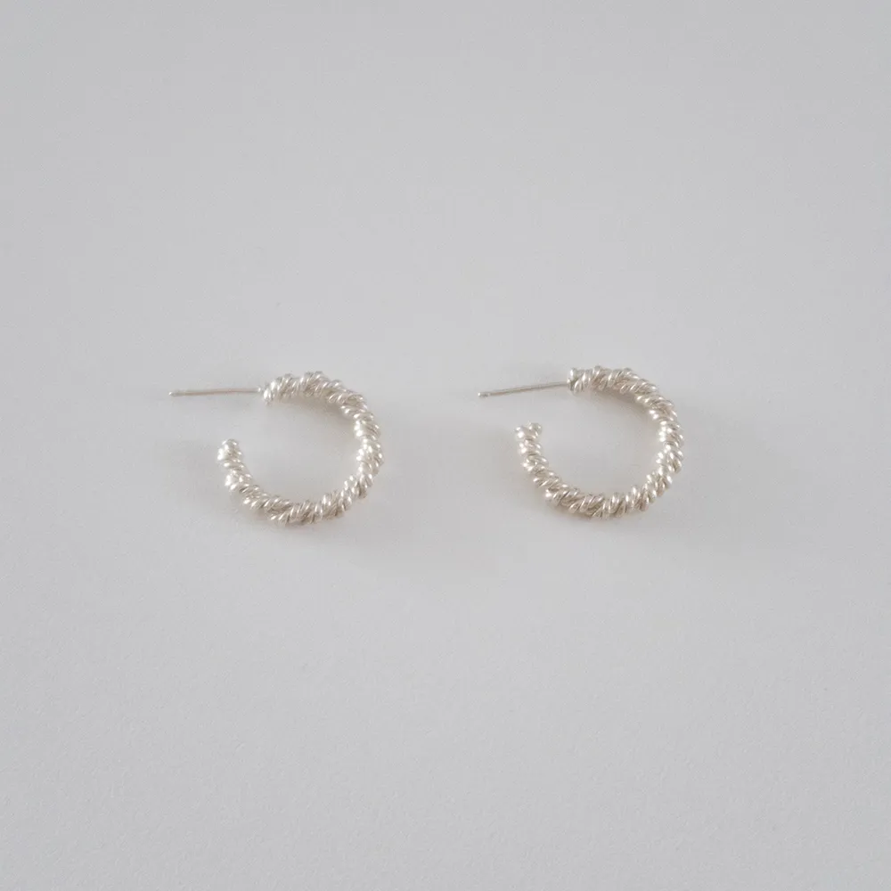 bear fruit twist line earring - 감도 깊은 취향 셀렉트샵 29CM
