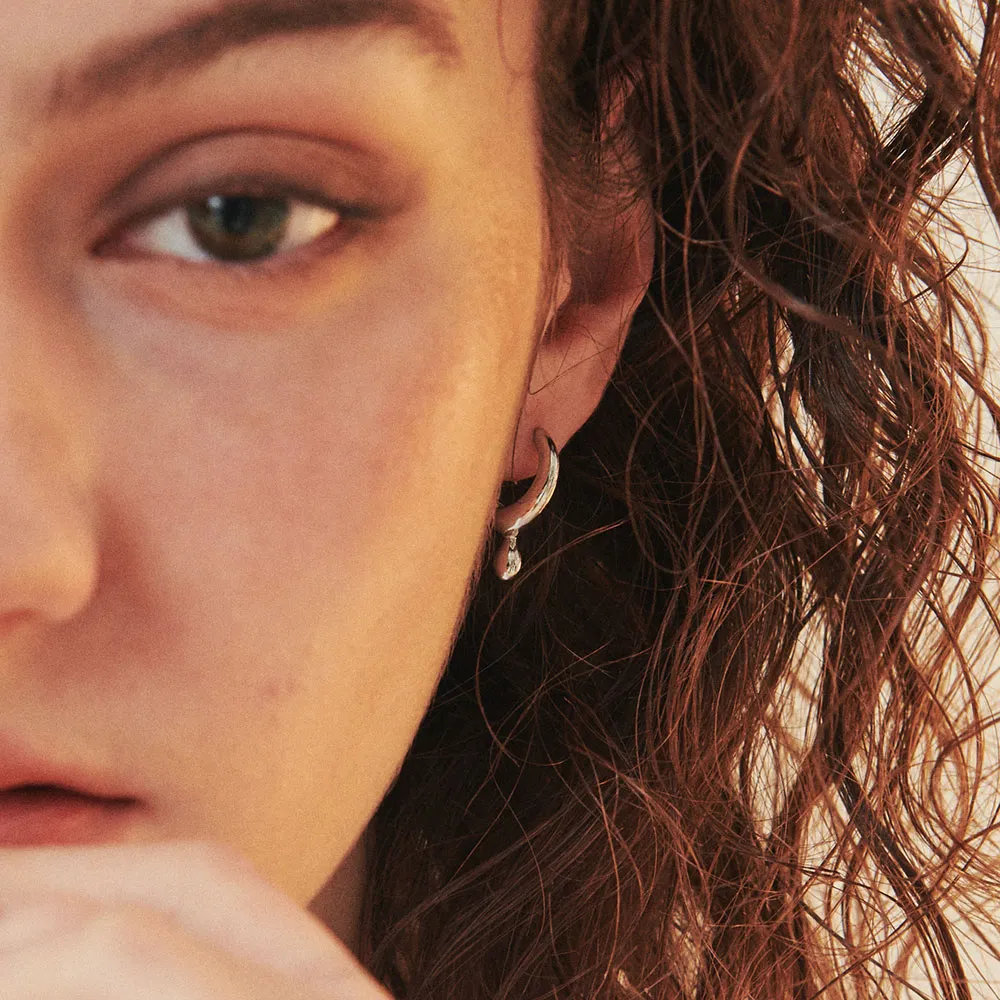 Water Drop Hoop Earring / 2color - 감도 깊은 취향 셀렉트샵 29CM