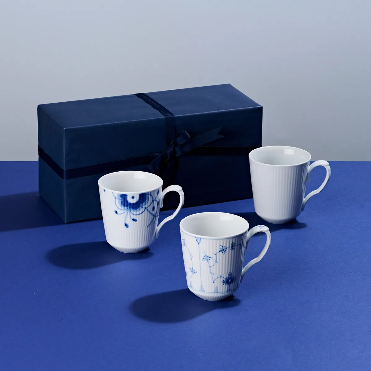 로얄코펜하겐 히스토리 기프트 믹스 플루티드 머그 370ml 3종_2960925 - 감도 깊은 취향 셀렉트샵 29CM