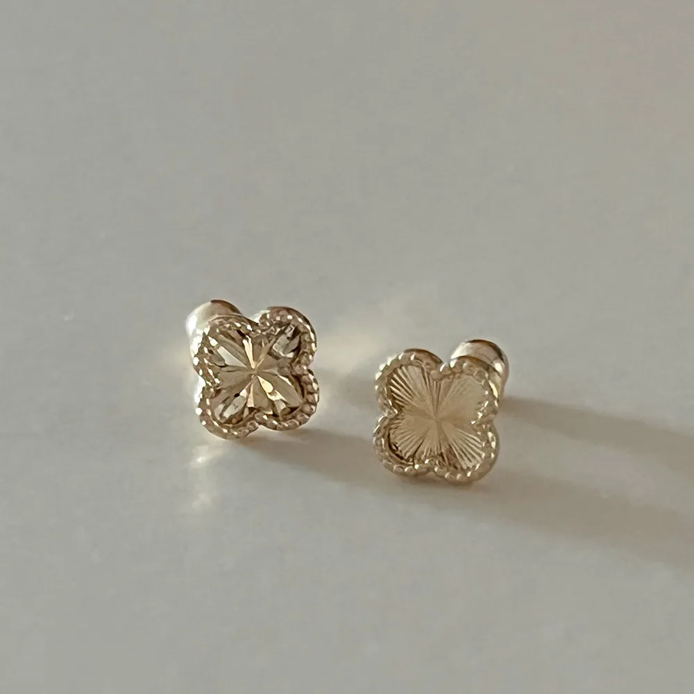 14k gold 클로버 컷팅 피어싱 - 감도 깊은 취향 셀렉트샵 29CM