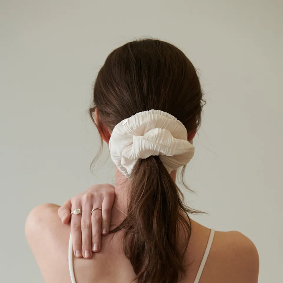 Shell Texture Hair Scrunchie_ Ivory - 감도 깊은 취향 셀렉트샵 29CM