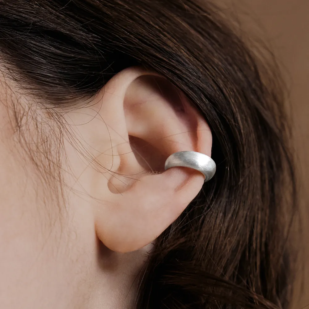 NP005 Hidden Shine Matte Ear Cuff - 감도 깊은 취향 셀렉트샵 29CM