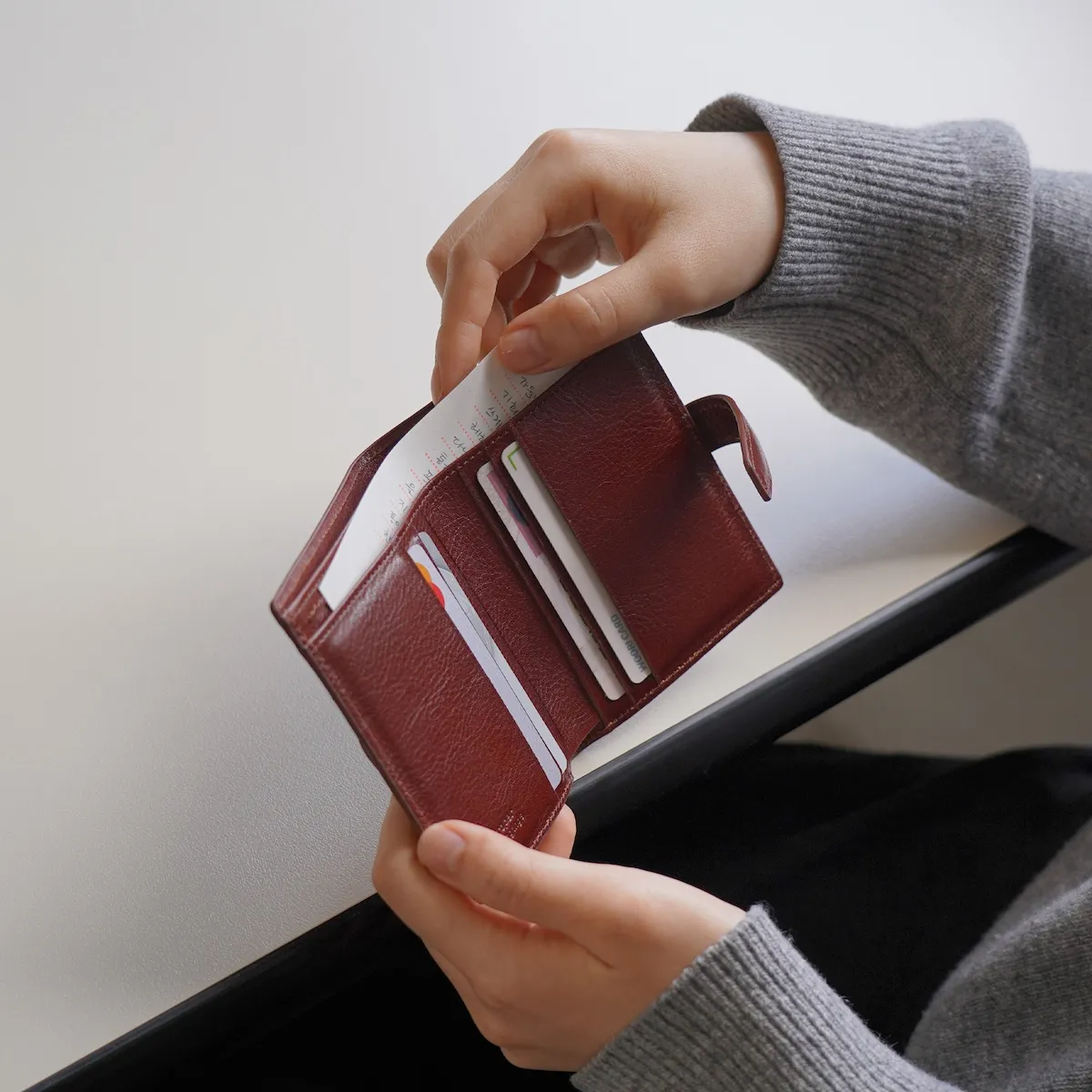 Letters Wallet / Dark amber - 감도 깊은 취향 셀렉트샵 29CM