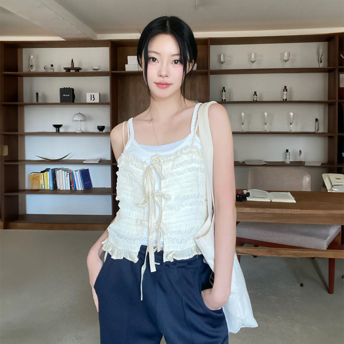 [지현서 PICK][29CM 단독] 프릴 타이 클로저 슬리브리스 탑 7215260402 - 감도 깊은 취향 셀렉트샵 29CM