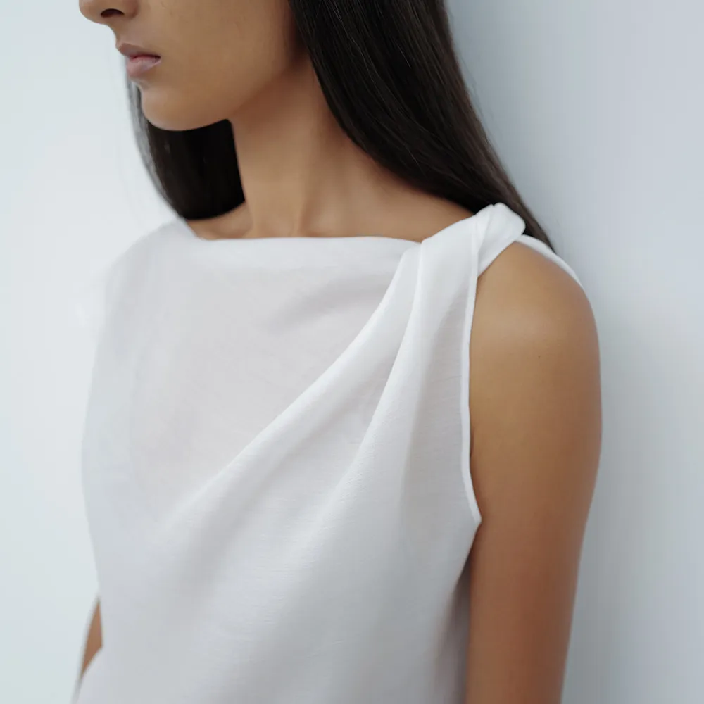 ASYMMETRICAL DRAPED TOP [WHITE] - 감도 깊은 취향 셀렉트샵 29CM