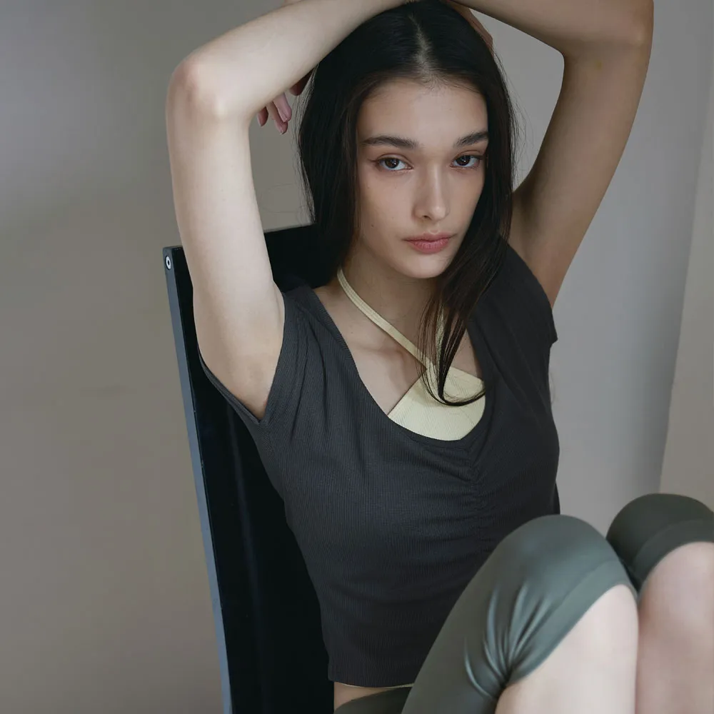 [29CM 단독] 줄리 셔링 캡 슬리브 DEVI-T0130-차콜 - 감도 깊은 취향 셀렉트샵 29CM