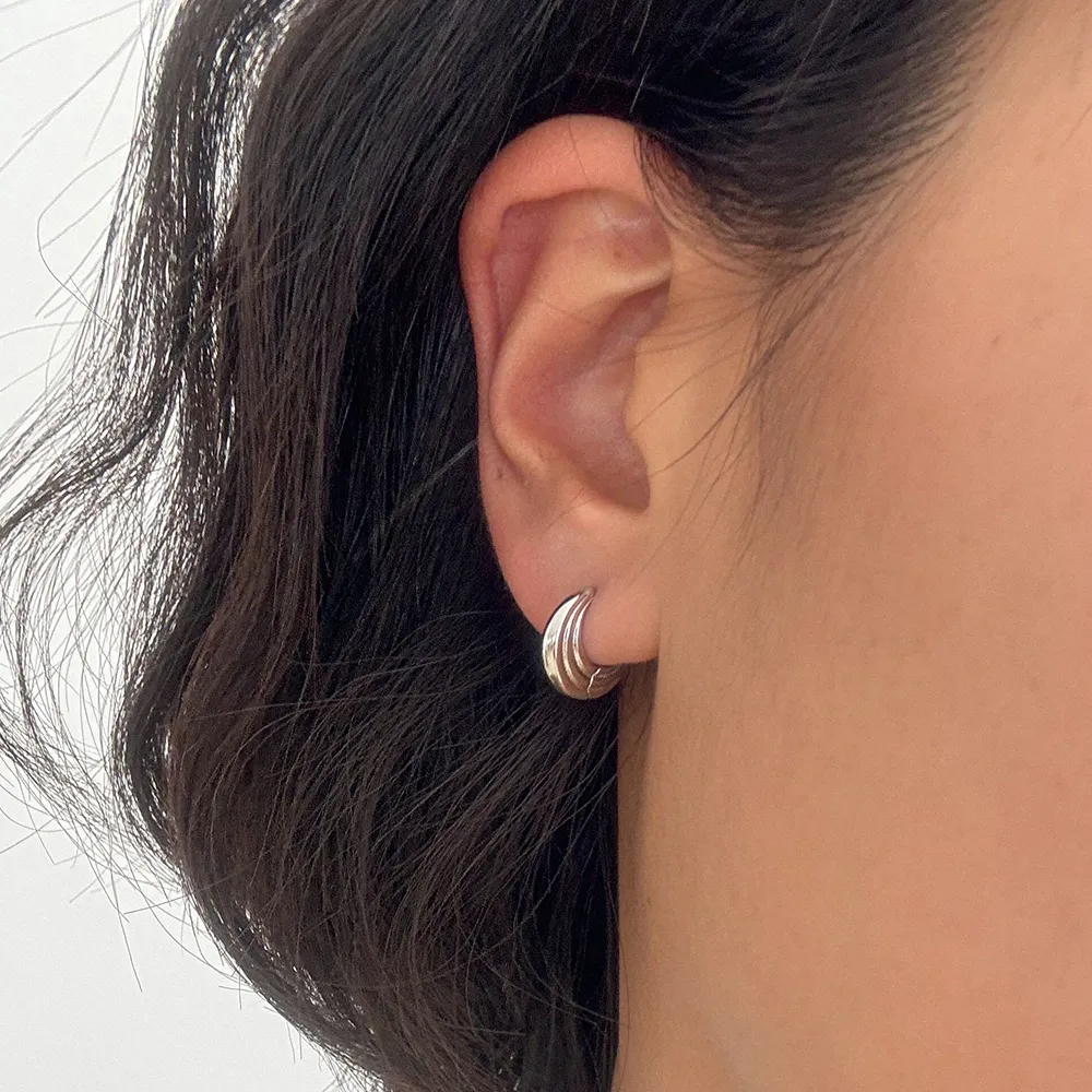 [SILVER 925] TRIPLE LINE ONE TOUCH EARRINGS [실버 925] 트리플 라인 원터치 귀걸이 AE125001 - 감도 깊은 취향 셀렉트샵 29CM