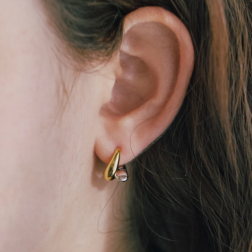 [925 silver] Edge cross one touch earrings (Combi) BH6E45623C9XXX - 감도 깊은 취향 셀렉트샵 29CM