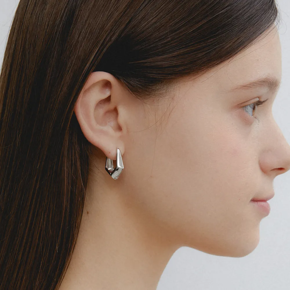 Pentagon bold earring - 감도 깊은 취향 셀렉트샵 29CM