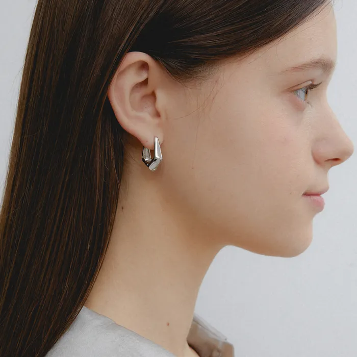 Pentagon bold earring - 감도 깊은 취향 셀렉트샵 29CM