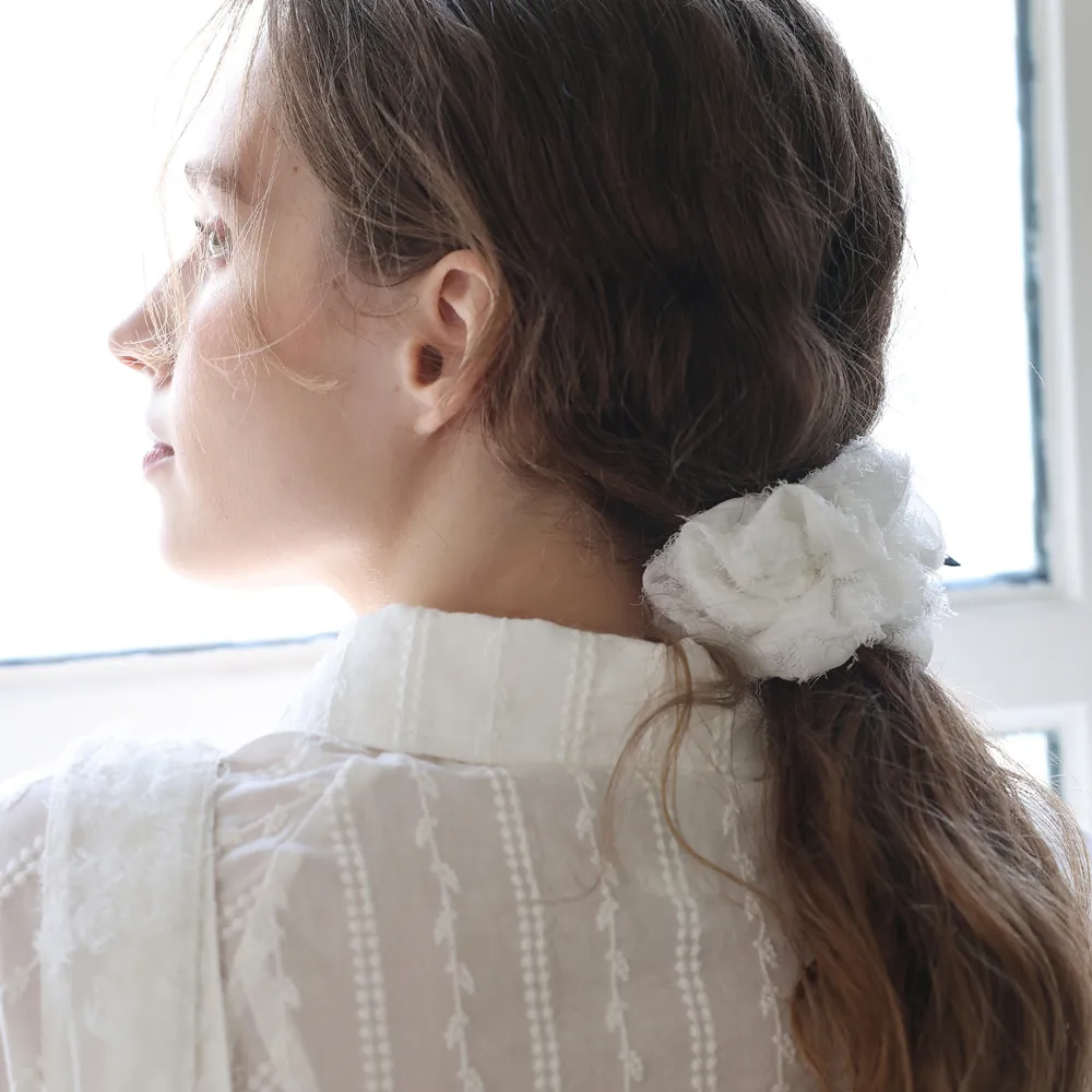 Lace Flower Scrunchie_White - 감도 깊은 취향 셀렉트샵 29CM