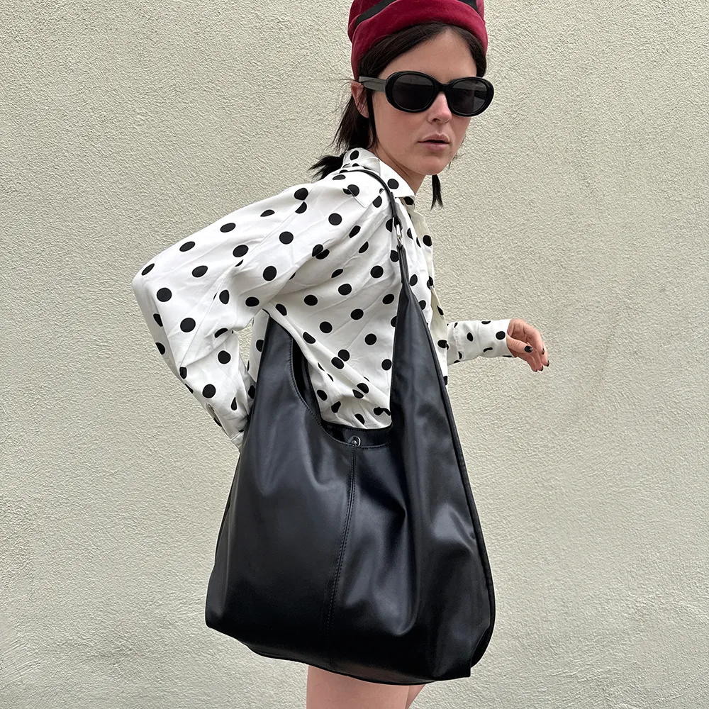 medium slash hobo bag (black) - 감도 깊은 취향 셀렉트샵 29CM