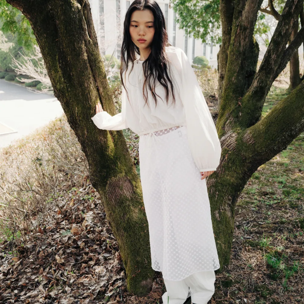 Drawstring shirring blouse (white / black) - 감도 깊은 취향 셀렉트샵 29CM