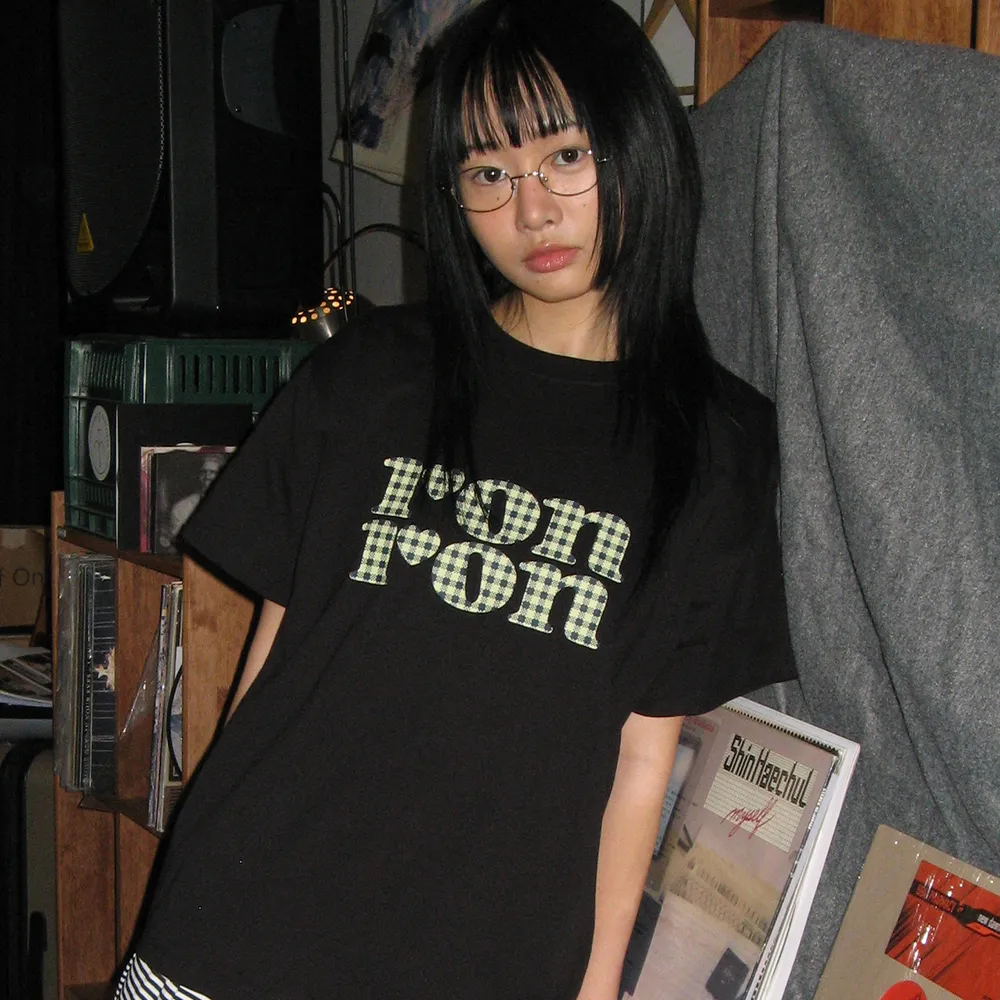 PATTERN LOGO BASIC FIT T SHIRT BLACK YELLOW - 감도 깊은 취향 셀렉트샵 29CM