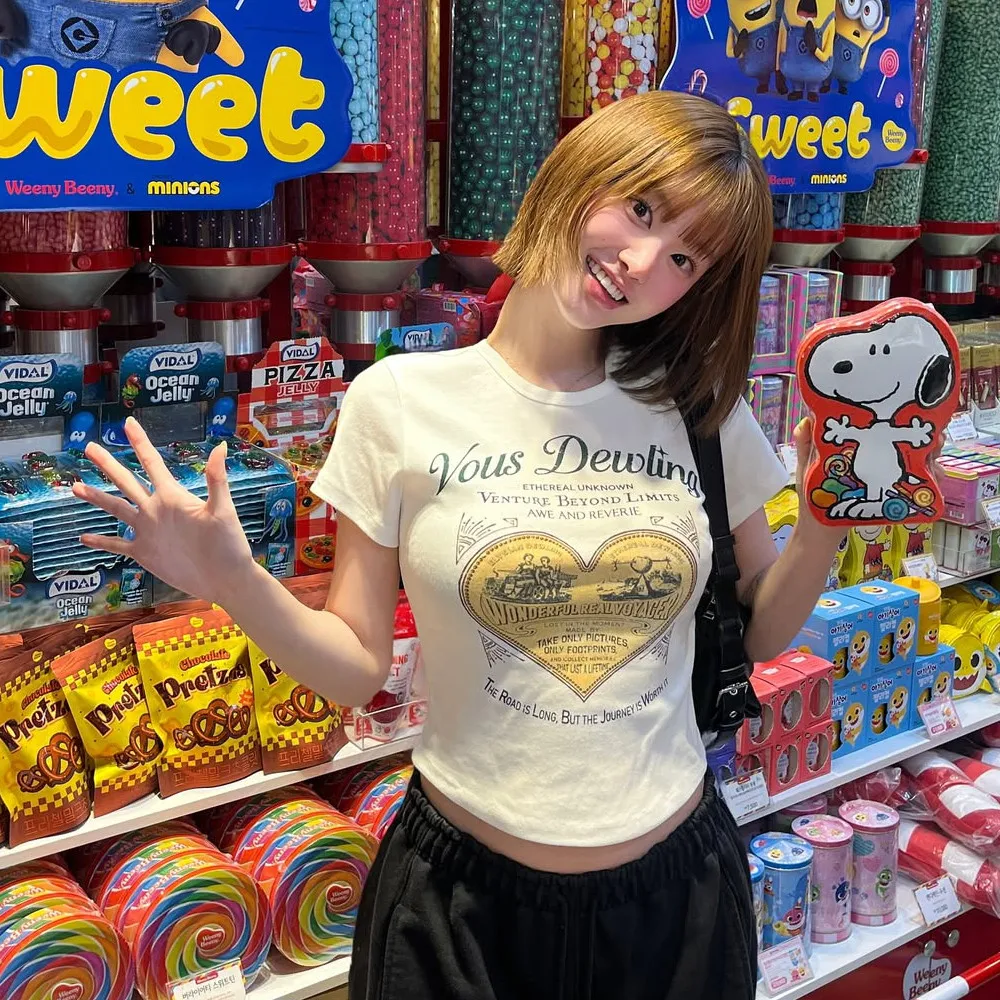 [3차리오더][큐큐,김하연] DEWLing 하트 레터링 슬림 크롭 티셔츠 WH_D252MSM102 - 감도 깊은 취향 셀렉트샵 29CM