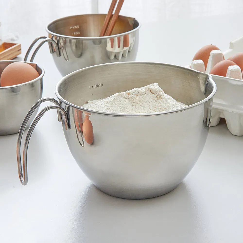 [JAJU/자주] 물코가 있는 스텐 핸들 계량컵_1.3L - 감도 깊은 취향 셀렉트샵 29CM