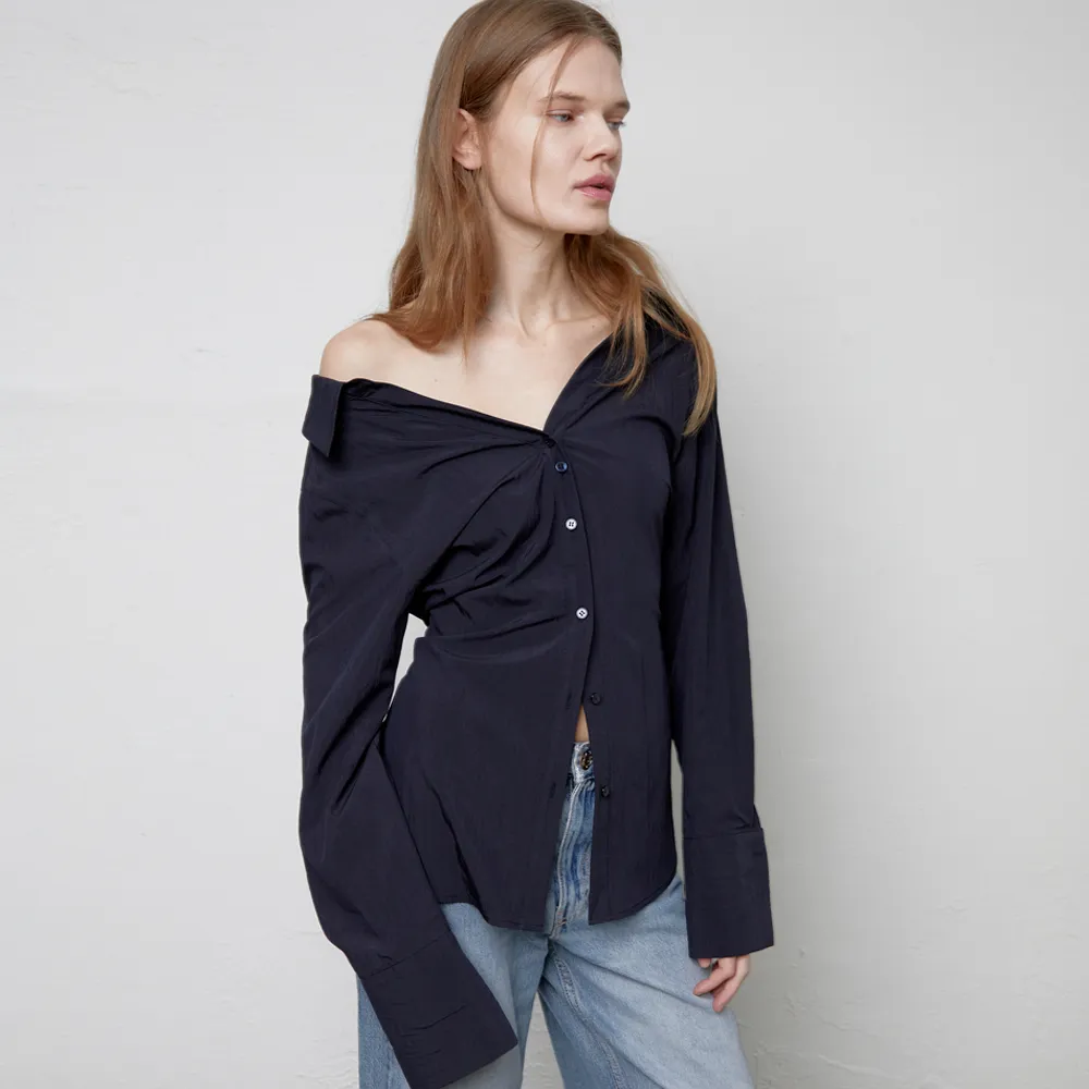 Chloe Off Shoulder Shirts_Navy - 감도 깊은 취향 셀렉트샵 29CM