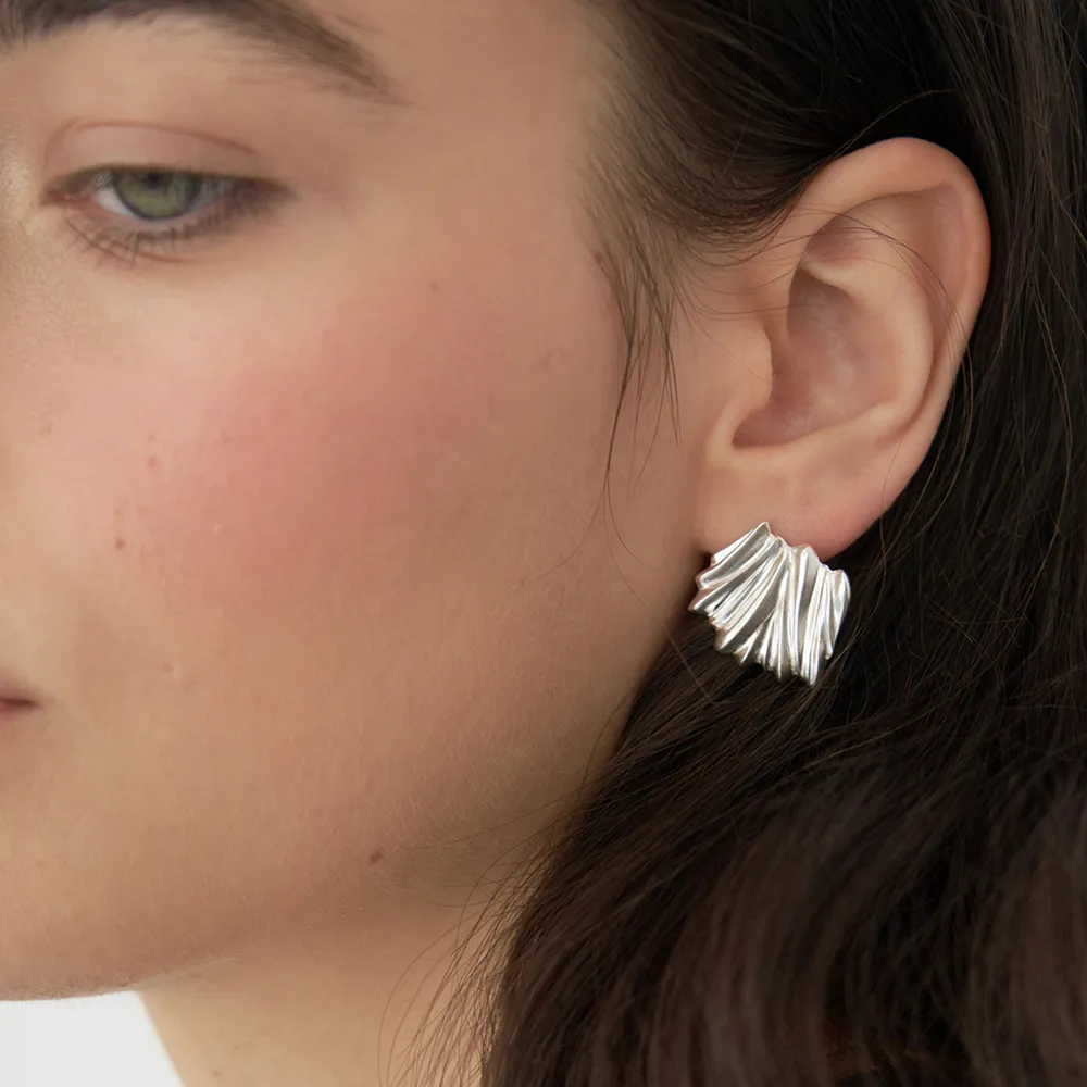 Wave Fold Earring - 감도 깊은 취향 셀렉트샵 29CM