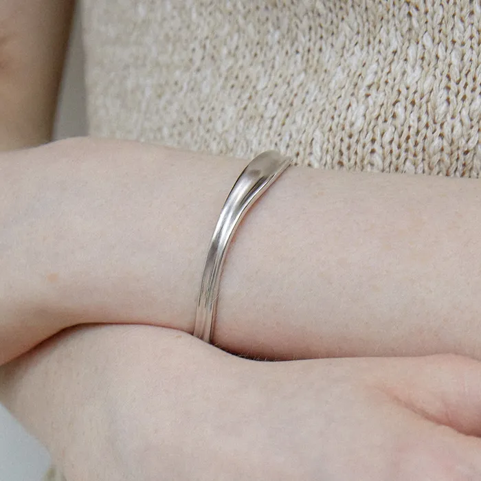 Water wave cuff bangle (Matte silver) BH7B56735MB00M - 감도 깊은 취향 셀렉트샵 29CM