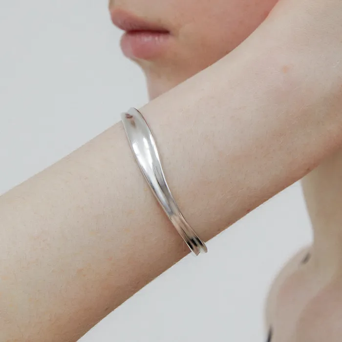 Water wave cuff bangle (Matte silver) BH7B56735MB00M - 감도 깊은 취향 셀렉트샵 29CM