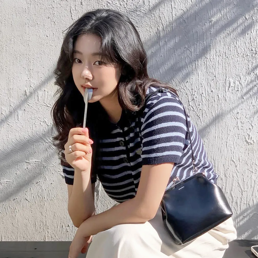 (W) 부클 스트라이프 카라 니트 NAVY - 감도 깊은 취향 셀렉트샵 29CM