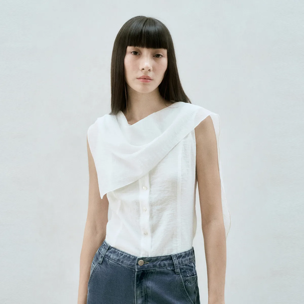 DRAPED SCARF SLEEVELESS BLOUSE WHITE - 감도 깊은 취향 셀렉트샵 29CM