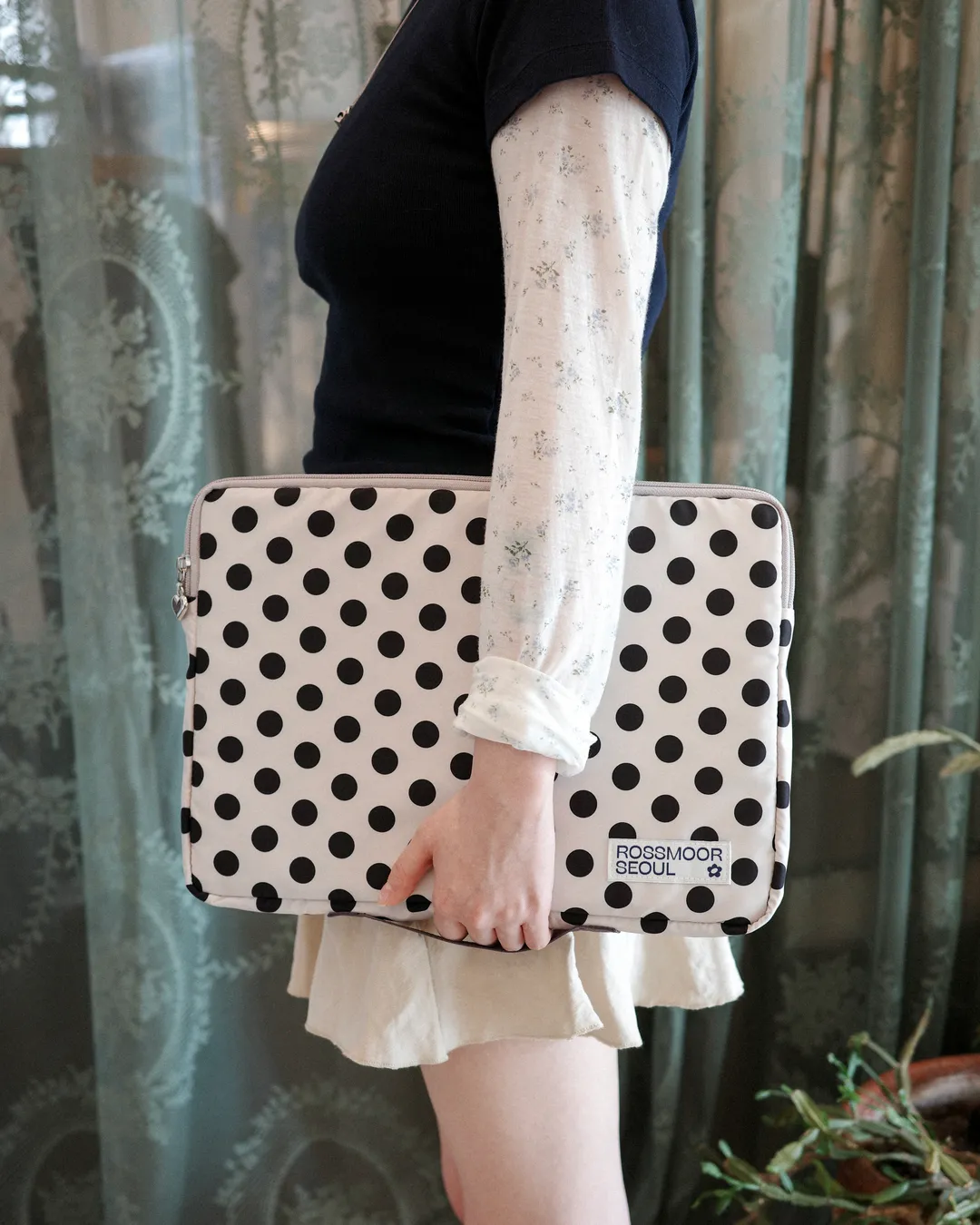 Dotty ivory laptop pouch _ 2sizes - 감도 깊은 취향 셀렉트샵 29CM