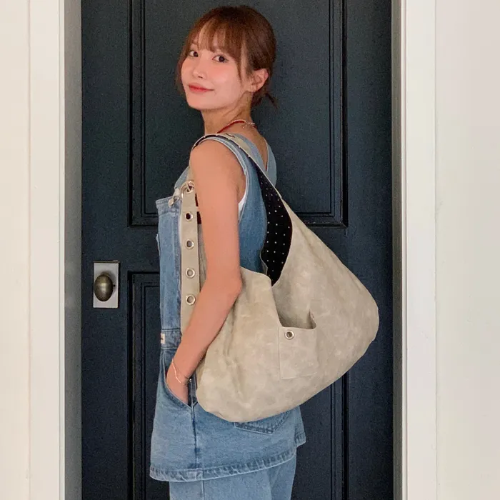 [여울PICK][라이트 그레이 단독]BUCKLE REVERSIBLE SHOULDER BAG_4COLOR - 감도 깊은 취향 셀렉트샵 29CM