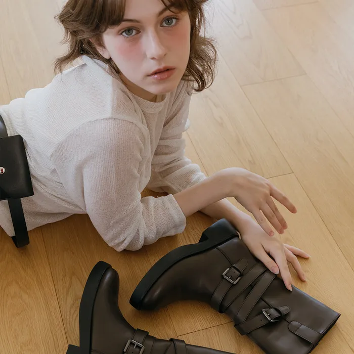 [25FW] 크로스 스트랩 바이커 버클 부츠 EBAL157724 - 감도 깊은 취향 셀렉트샵 29CM