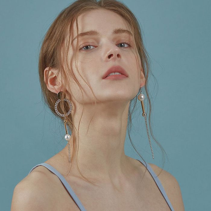 Pearl Crystal Unbalanced Drop earring - 감도 깊은 취향 셀렉트샵 29CM