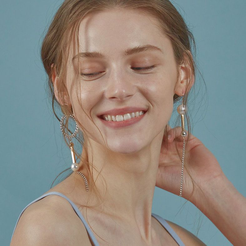 Pearl Crystal Unbalanced Drop earring - 감도 깊은 취향 셀렉트샵 29CM