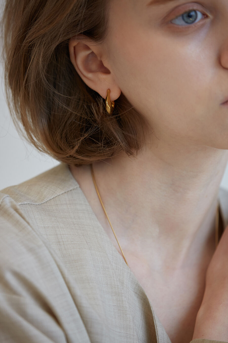 mini curve hoop earring gold - 감도 깊은 취향 셀렉트샵 29CM