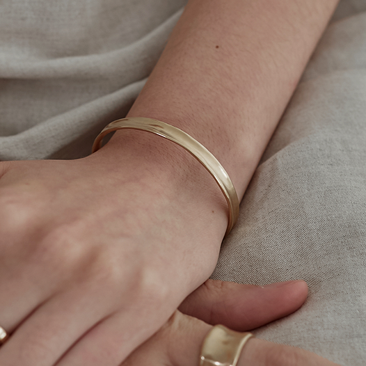 Hollow bangle (gold) - 감도 깊은 취향 셀렉트샵 29CM