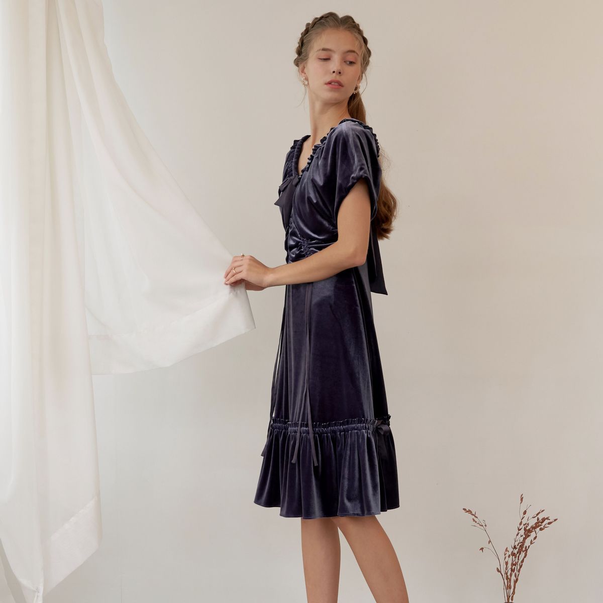 V-neck Ribbon Velvet One-piece #DEEP BLUE - 감도 깊은 취향 셀렉트샵 29CM