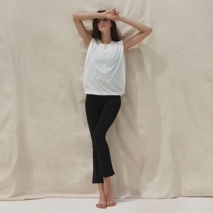 여성 요가복 DEVI-TS0029-화이트 필라테스 슬리브리스 - 감도 깊은 취향 셀렉트샵 29CM