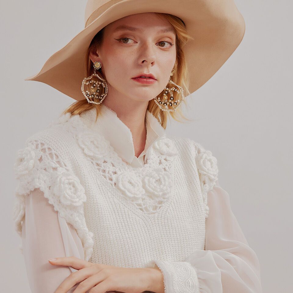 Dimensional crochet sleeveless vest - 감도 깊은 취향 셀렉트샵 29CM