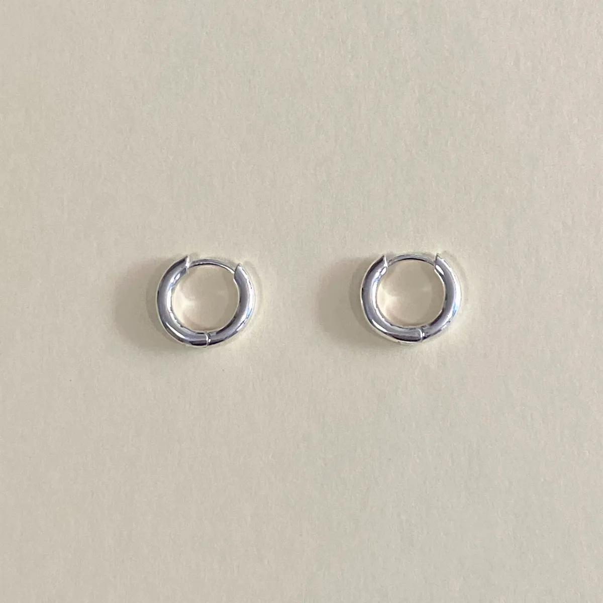 장희령 착용 Basic Mini Bold Ring Earring - 감도 깊은 취향 셀렉트샵 29CM