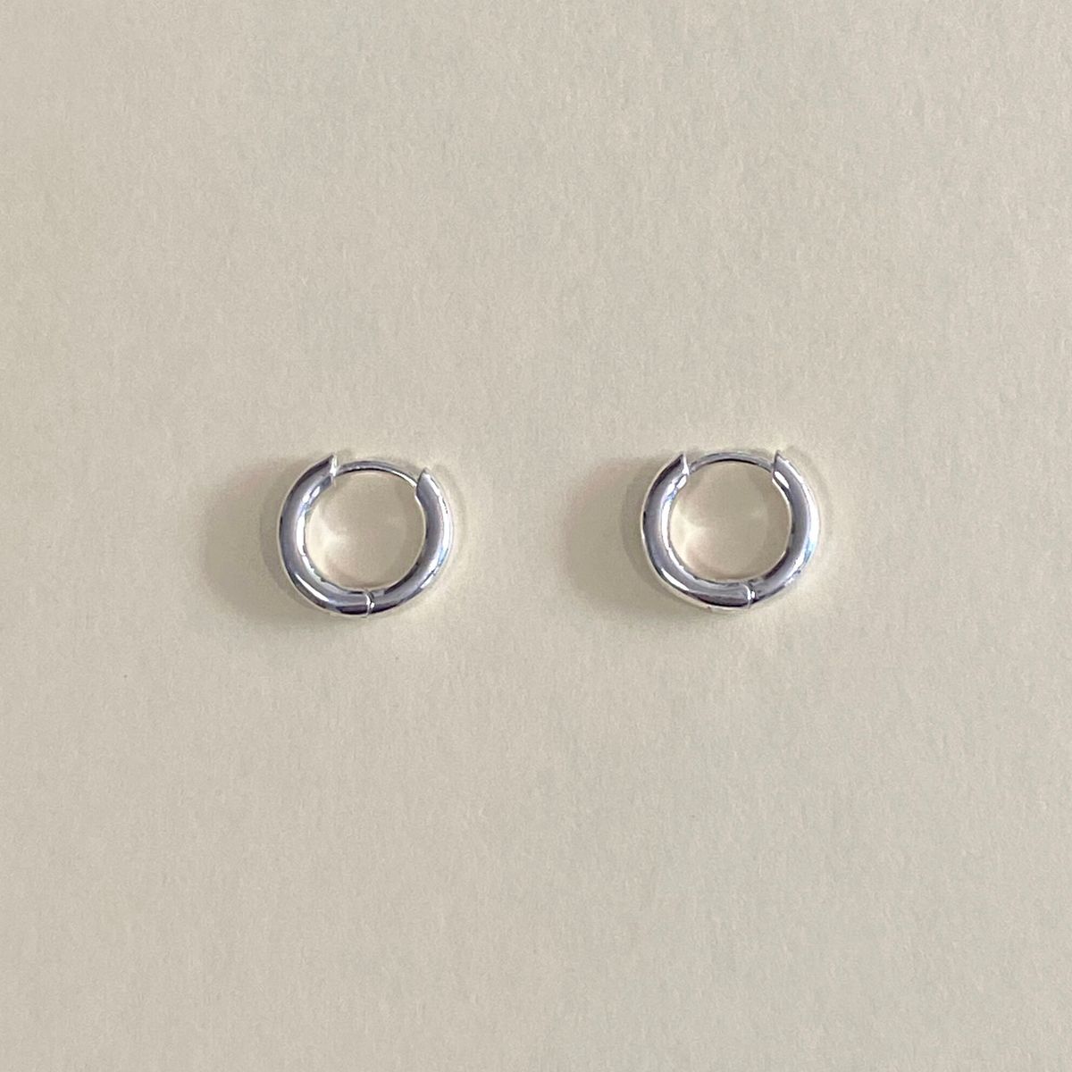 장희령 착용 Basic Mini Bold Ring Earring - 감도 깊은 취향 셀렉트샵 29CM