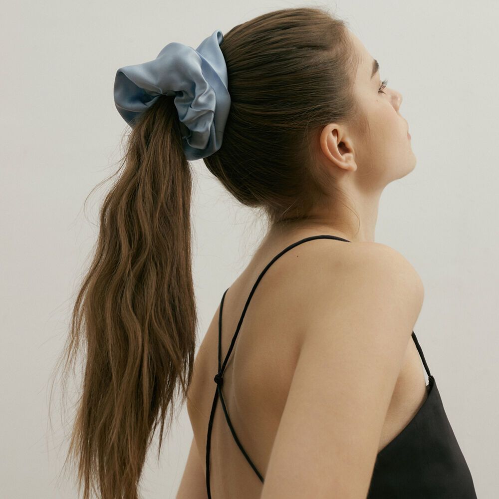 [AVVINA PELLE] Silk Scrunchie (L) - Blue Fog - 감도 깊은 취향 셀렉트샵 29CM