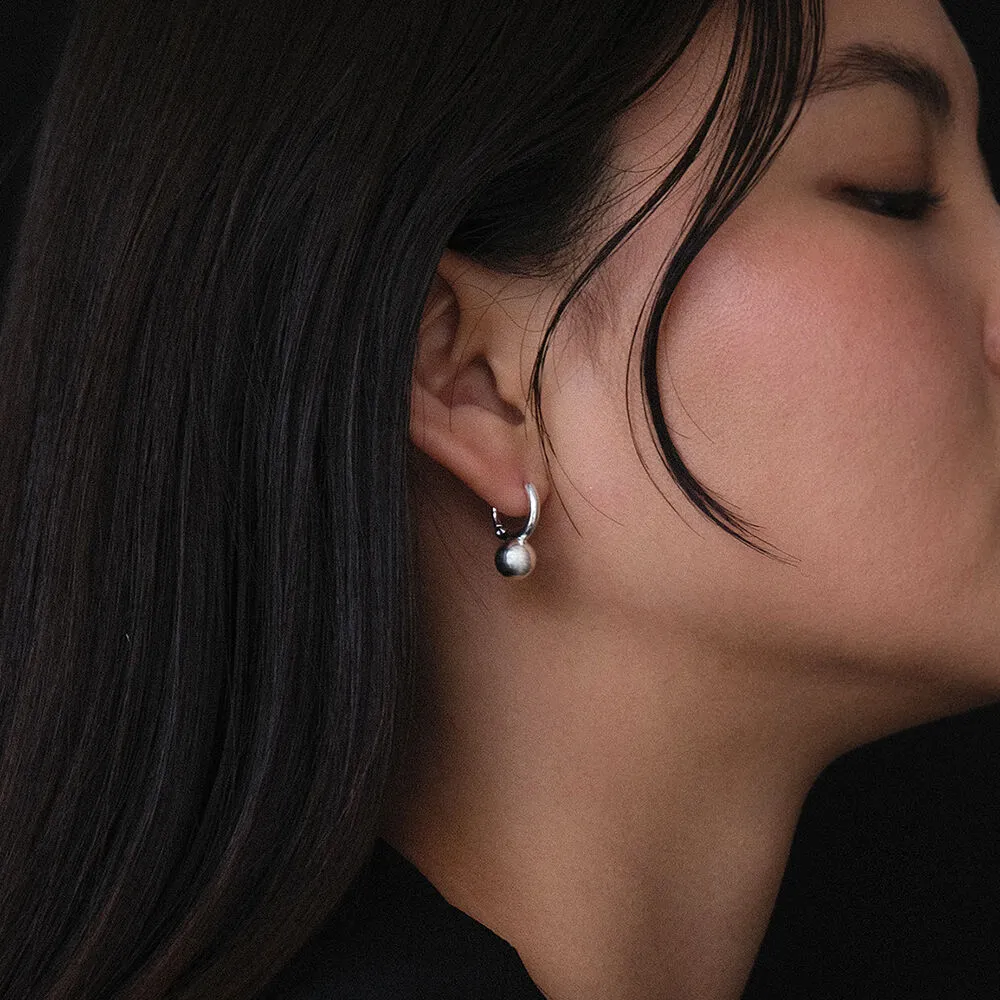 Ball Drop Huggie Earring (silver925)(2color) - 감도 깊은 취향 셀렉트샵 29CM