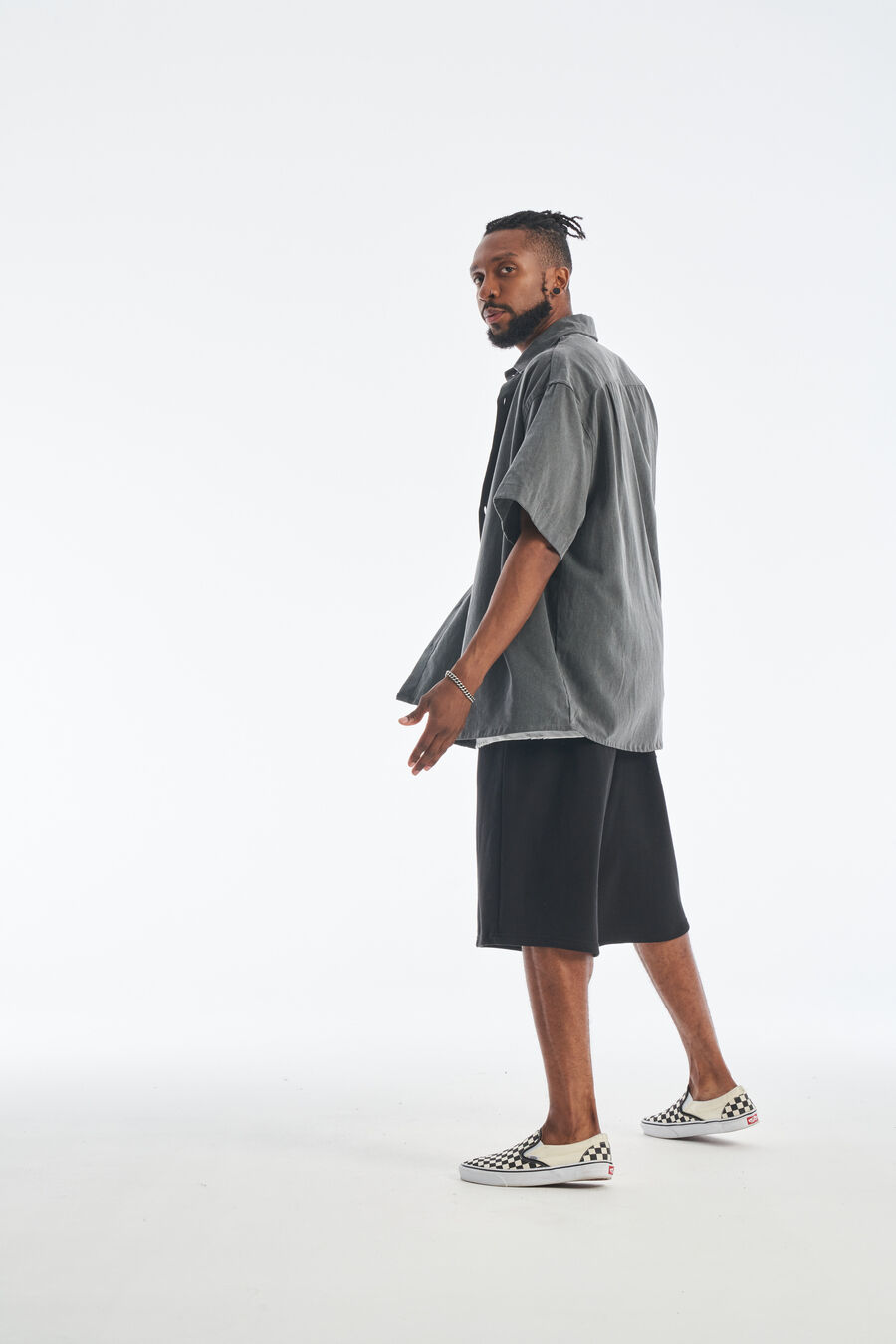 피그먼트 오버 핏 반팔 셔츠 차콜 - 감도 깊은 취향 셀렉트샵 29CM