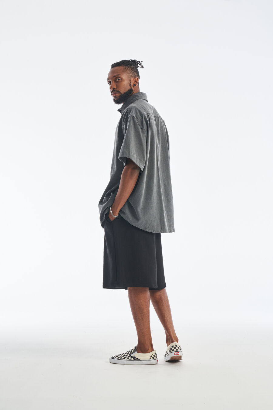 피그먼트 오버 핏 반팔 셔츠 차콜 - 감도 깊은 취향 셀렉트샵 29CM