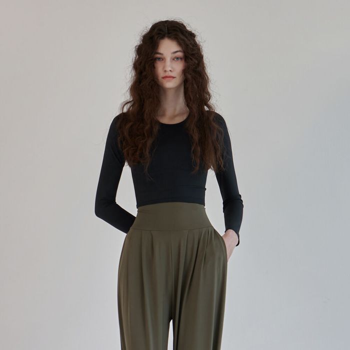 여성 요가복 DEVI-T0080-에쉬그레이 필라테스 브리지 홀 크롭티 - 감도 깊은 취향 셀렉트샵 29CM