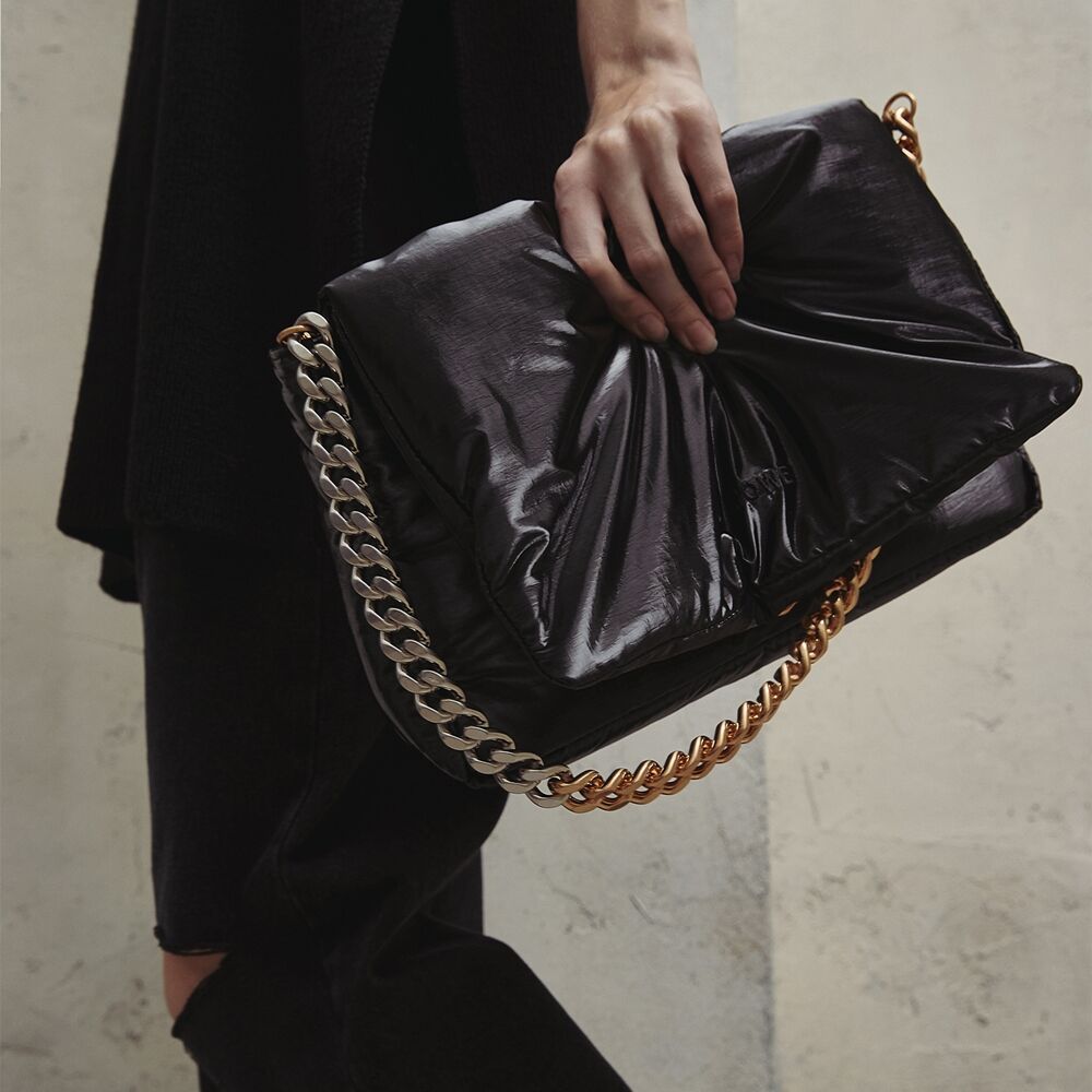 오블롱 소프트숄더백_블랙 L00BG017 - 감도 깊은 취향 셀렉트샵 29CM