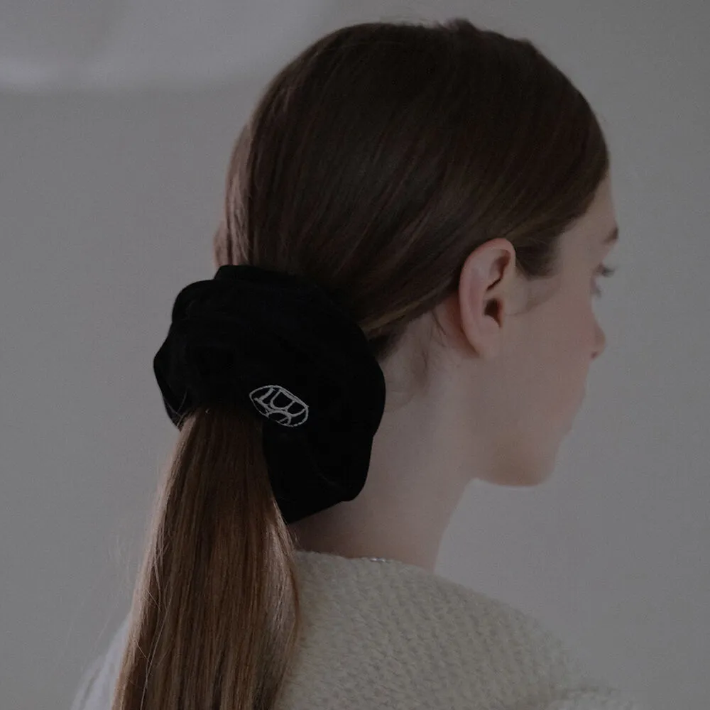 Classic Velvet Hair Scrunch (Black) - 감도 깊은 취향 셀렉트샵 29CM