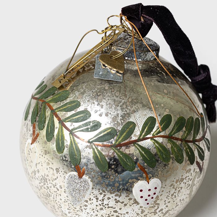 Walther & Co 크리스마스 트리 오너먼트 Ball w. Hearts - Ant. Silver 12cm - 감도 깊은 취향 셀렉트샵 29CM