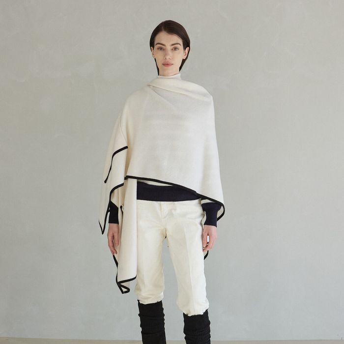 Cashmere 100% Drape Cape Ivory - 감도 깊은 취향 셀렉트샵 29CM