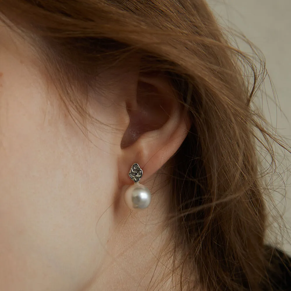 Bumpy Mini Pearl Earring (2color) - 감도 깊은 취향 셀렉트샵 29CM